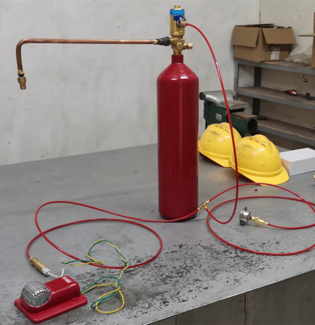 New self-starting fire extinguishing device, easy to install and portable
